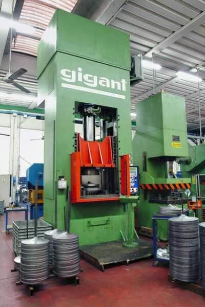 Che cos'è lo stampaggio dei metalli? | Pesce Metal Factory